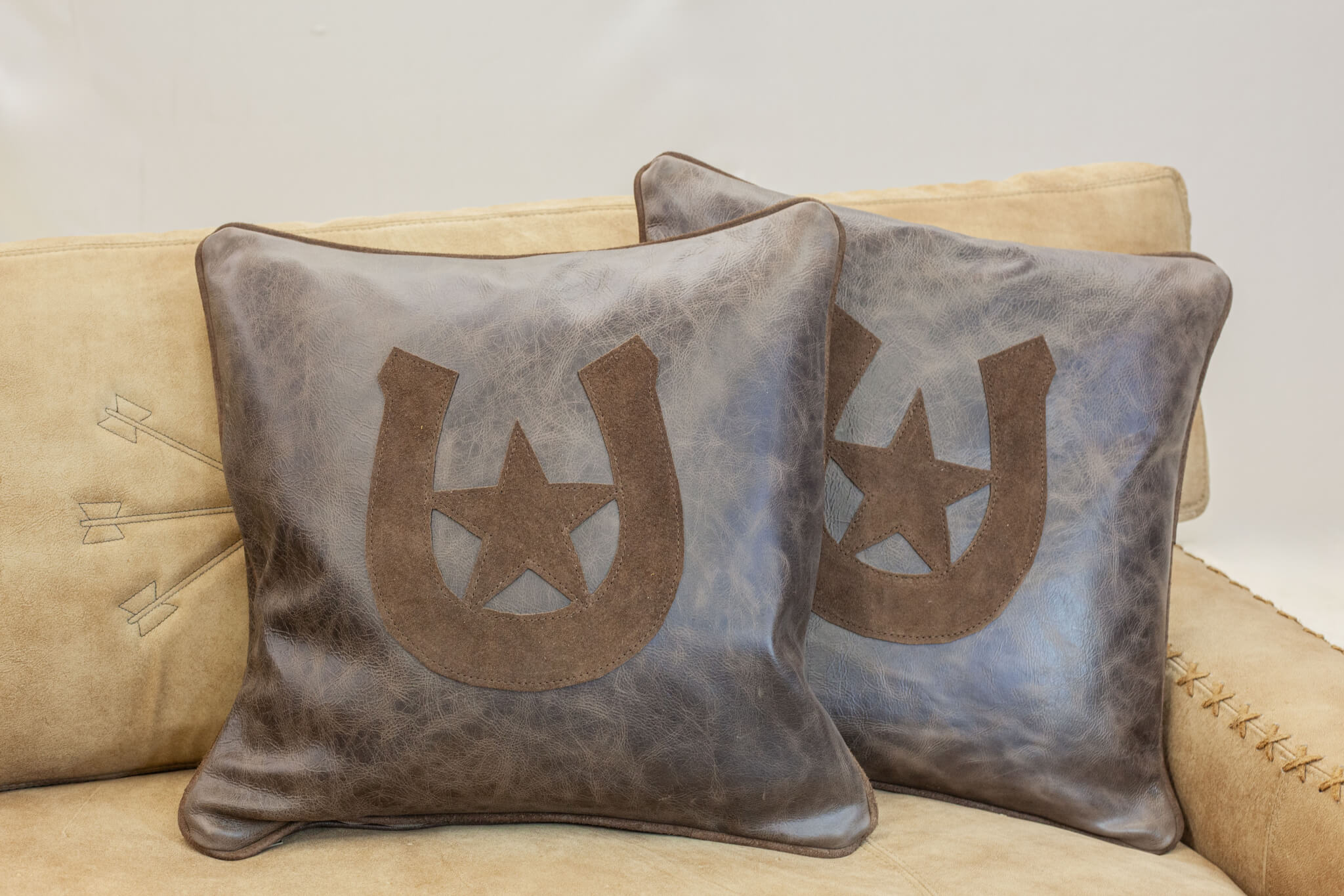 Brown Leather Pillow with Horseshoe Applique - 2 Available – Old Hickory Tannery
